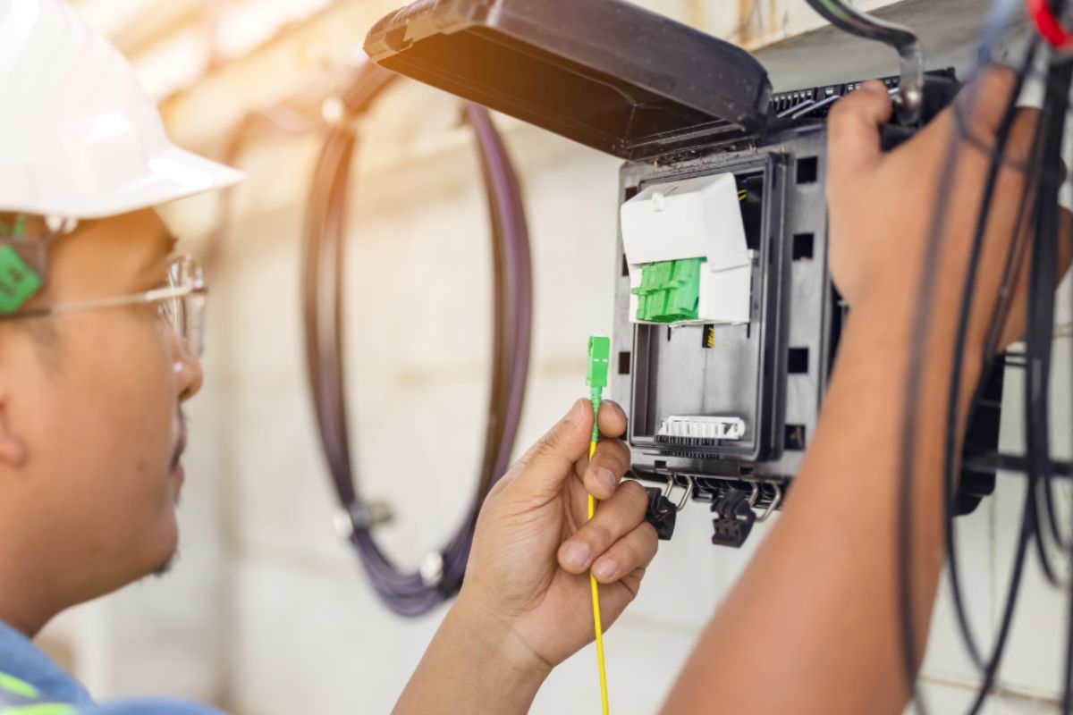Sensor Fiber Optic คืออะไร มีหลักการทำงานอย่างไร ทำไมถึงสำคัญ?